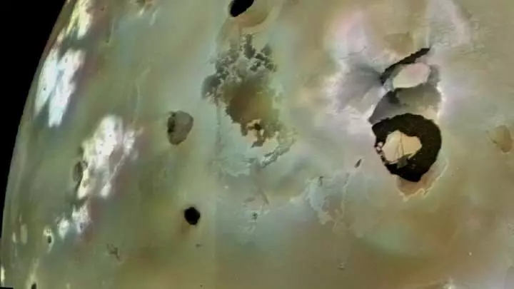 Um vulcão na lua de Júpiter Io está prestes a entrar em erupção