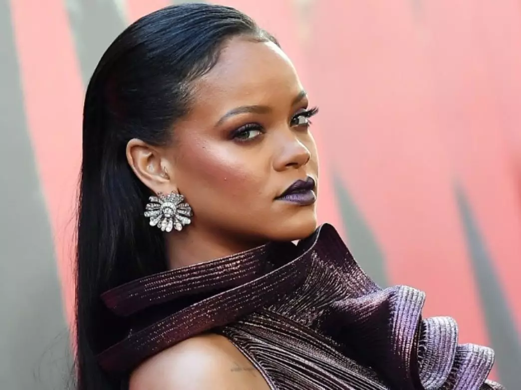 Rihanna skickar ett meddelande om skönhet med webbplatsfoton som visar modellens ärr